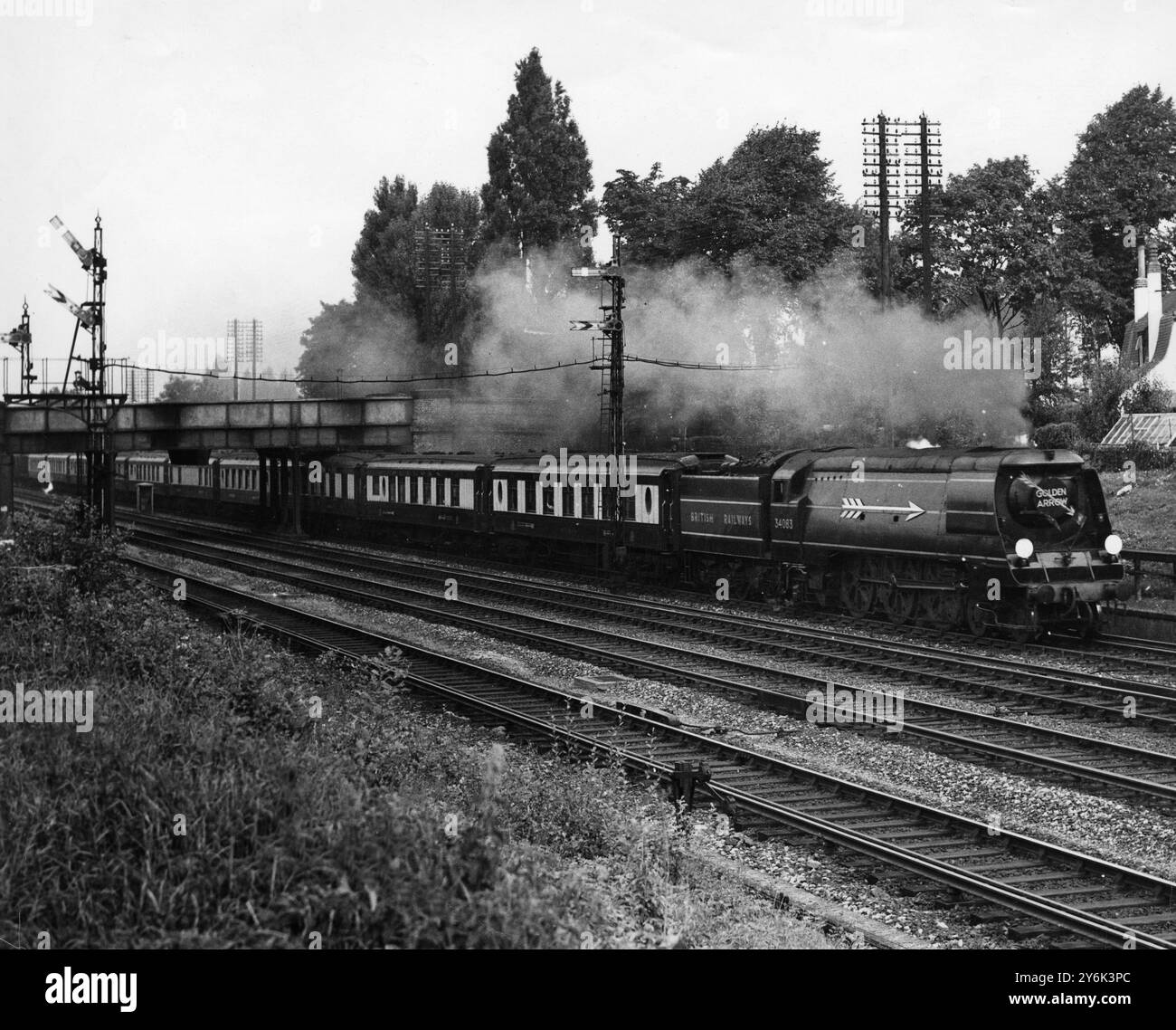Golden arrow train hi-res stock photography and images - Alamy