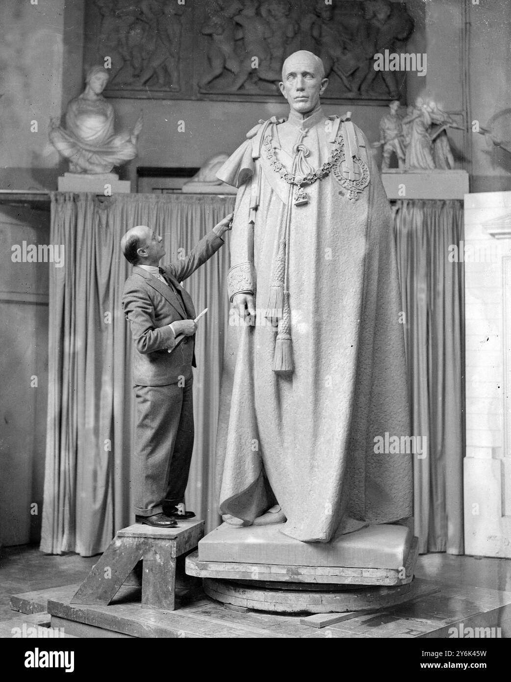 Mr Reid Dick , R . A . at work on his Statue of Lord Irwin for Delhi ...