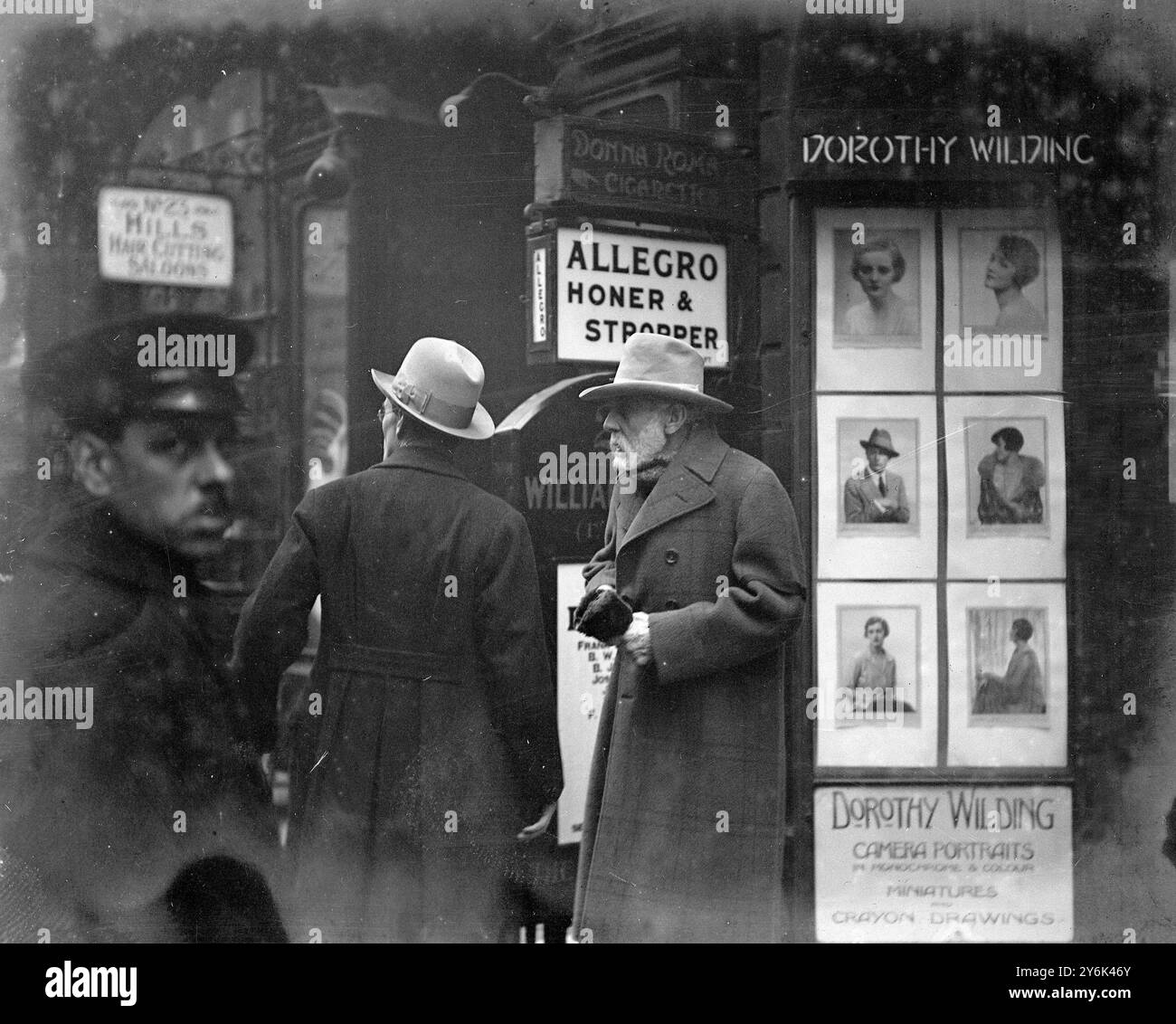 Dr Robert Bridges , the poet Laureate , visits the Memorial Exhibition ...