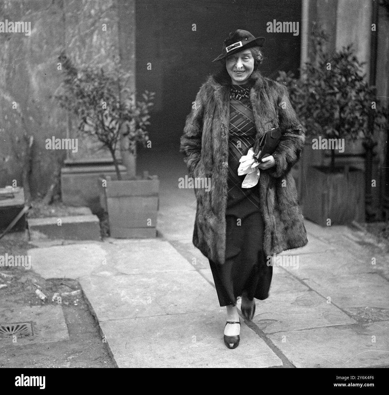 Dame Laura Knight , R A , leaving her London home ( 16 Langford Place ...