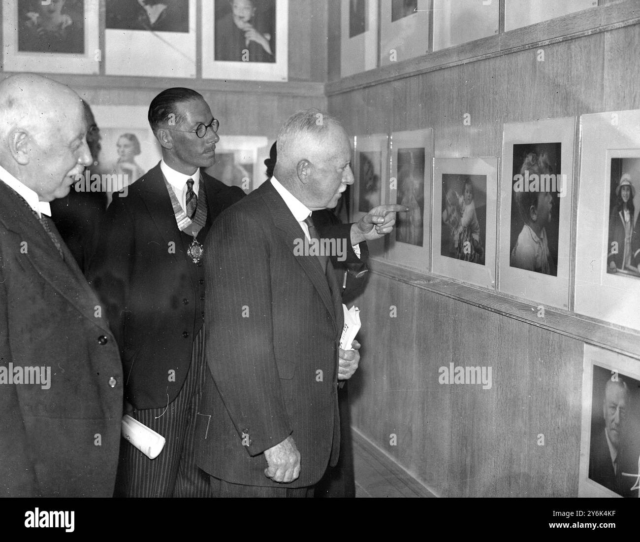 Mr Archie Handford ( President ) pointing out exhibits to Lord Ebbisham ...