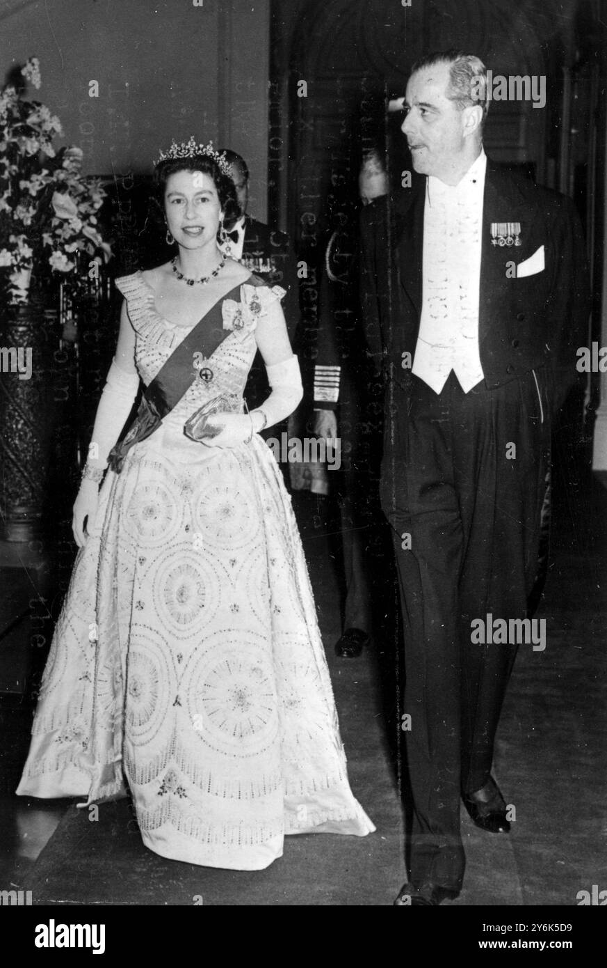 Queen elizabeth ii blue sash Black and White Stock Photos & Images - Alamy
