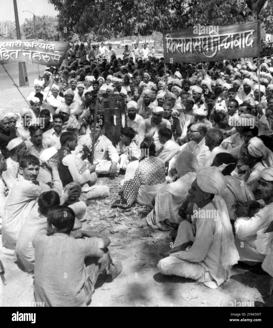 India farmers protest Black and White Stock Photos & Images - Alamy