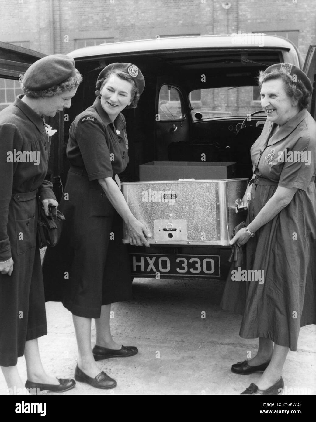 The Women's Voluntary Service, WVS. Loading meals into a van Stock ...