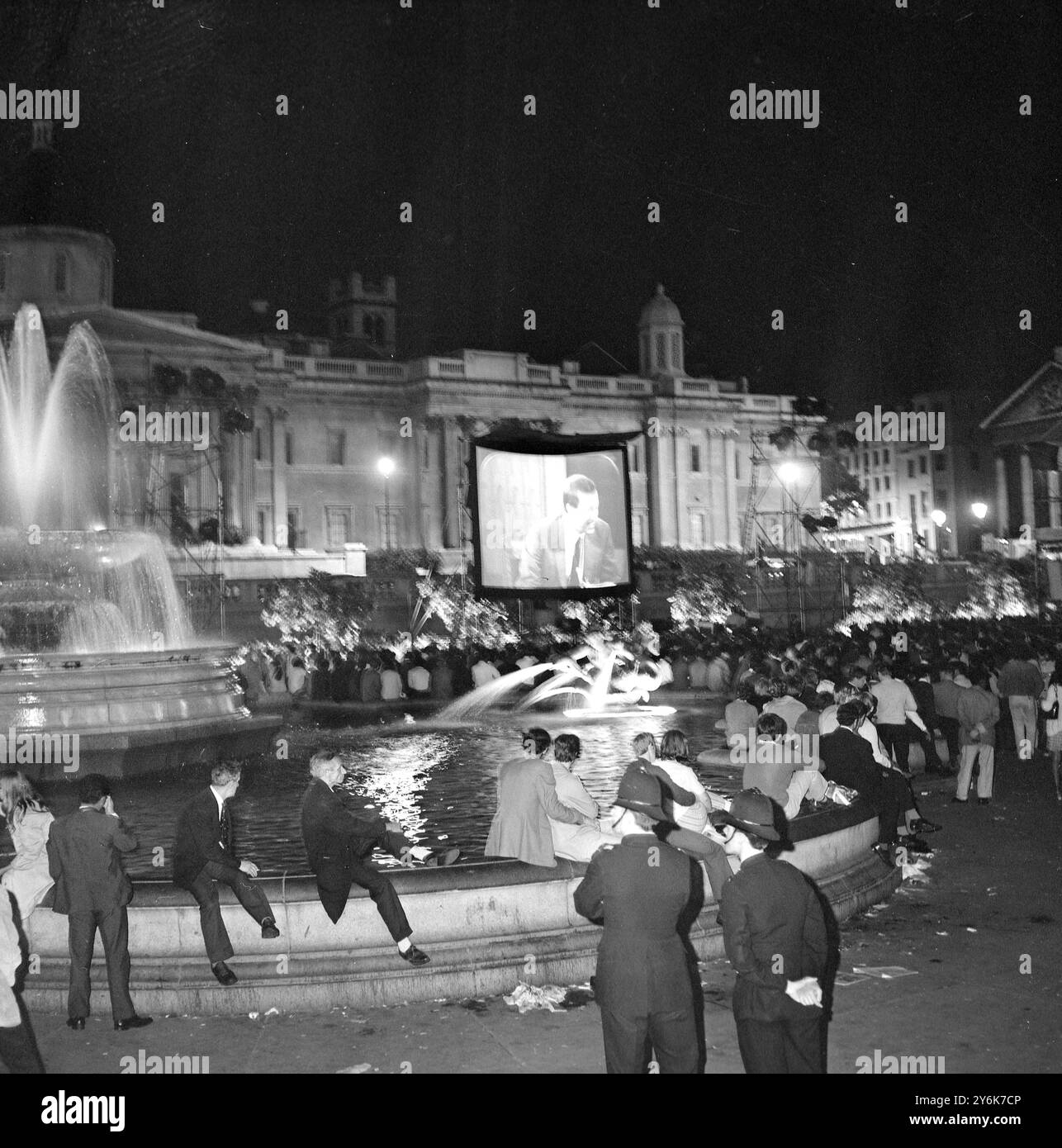 London Historic scene in London's Trafalgar Square to watch Moon ...