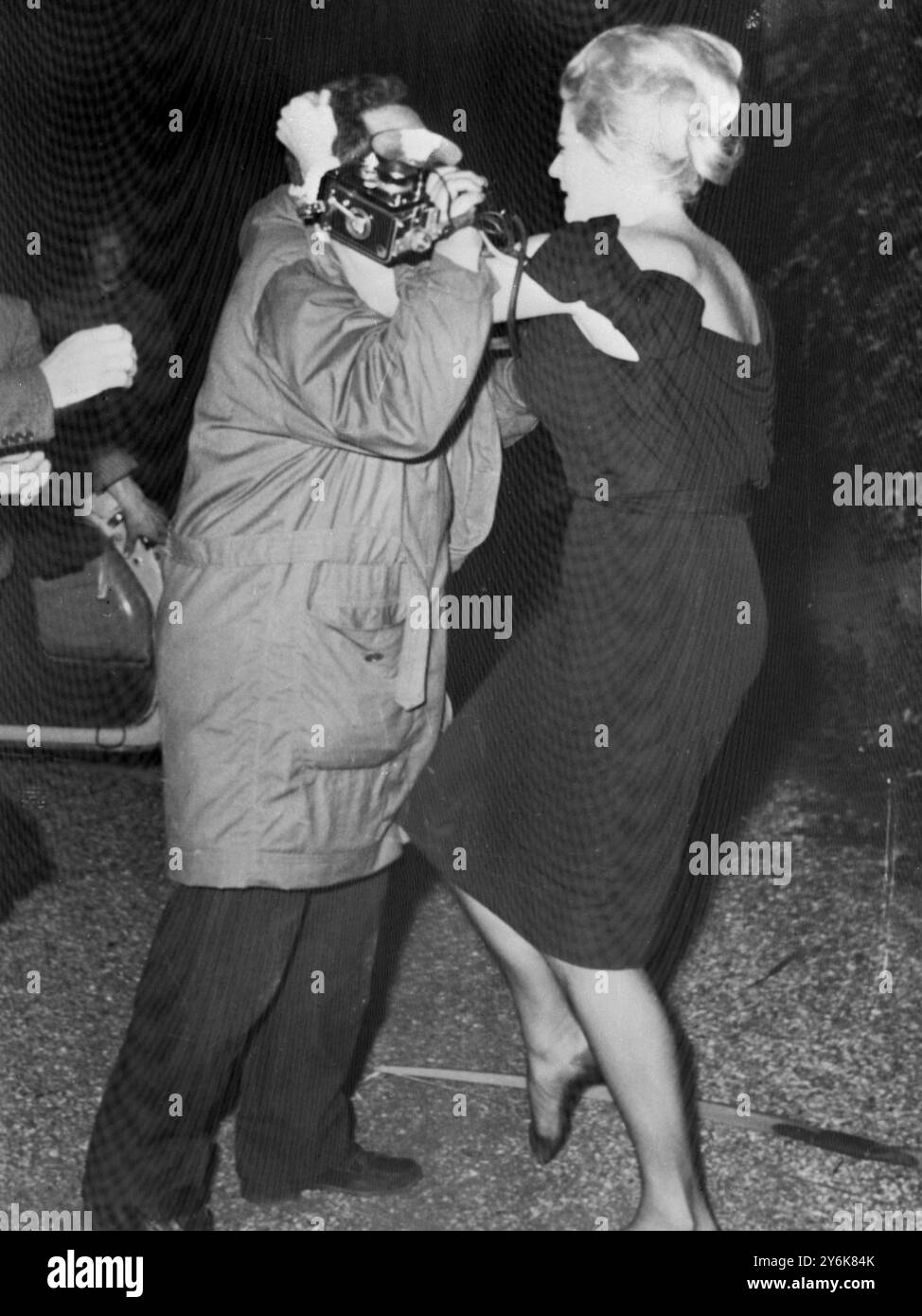 402625 Anita Ekberg attacks the press In stockings, angry faced Swedish ...
