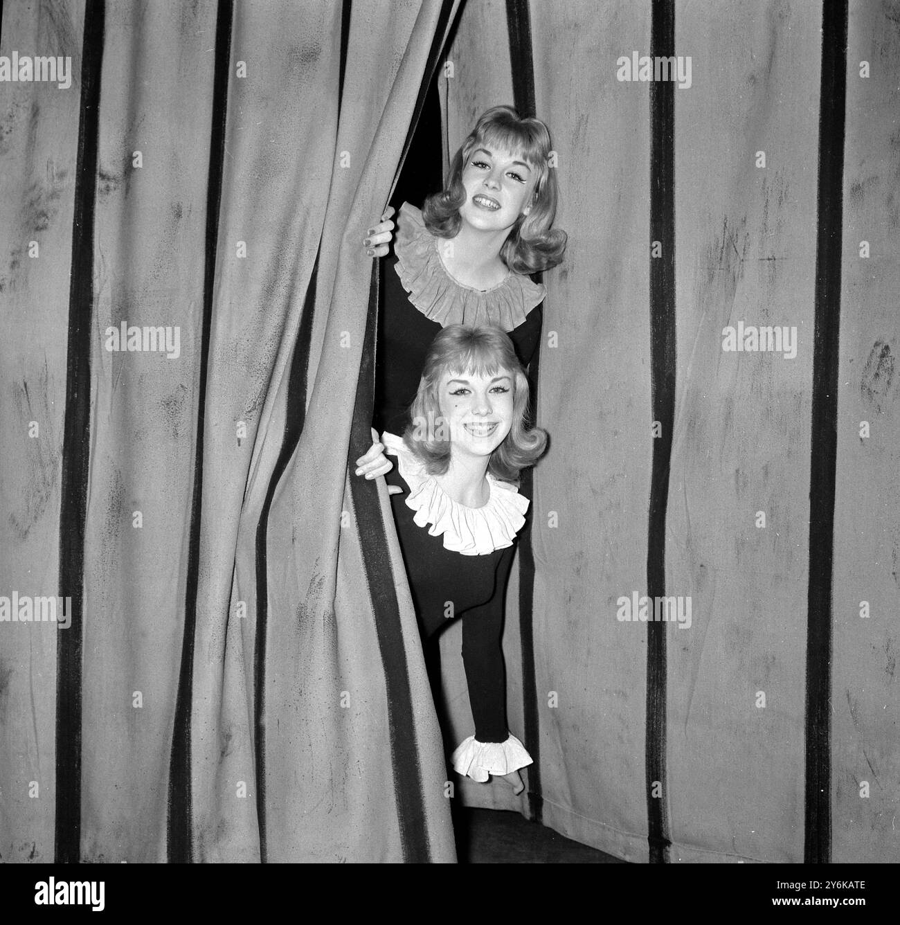 Blonde twins hi-res stock photography and images - Alamy