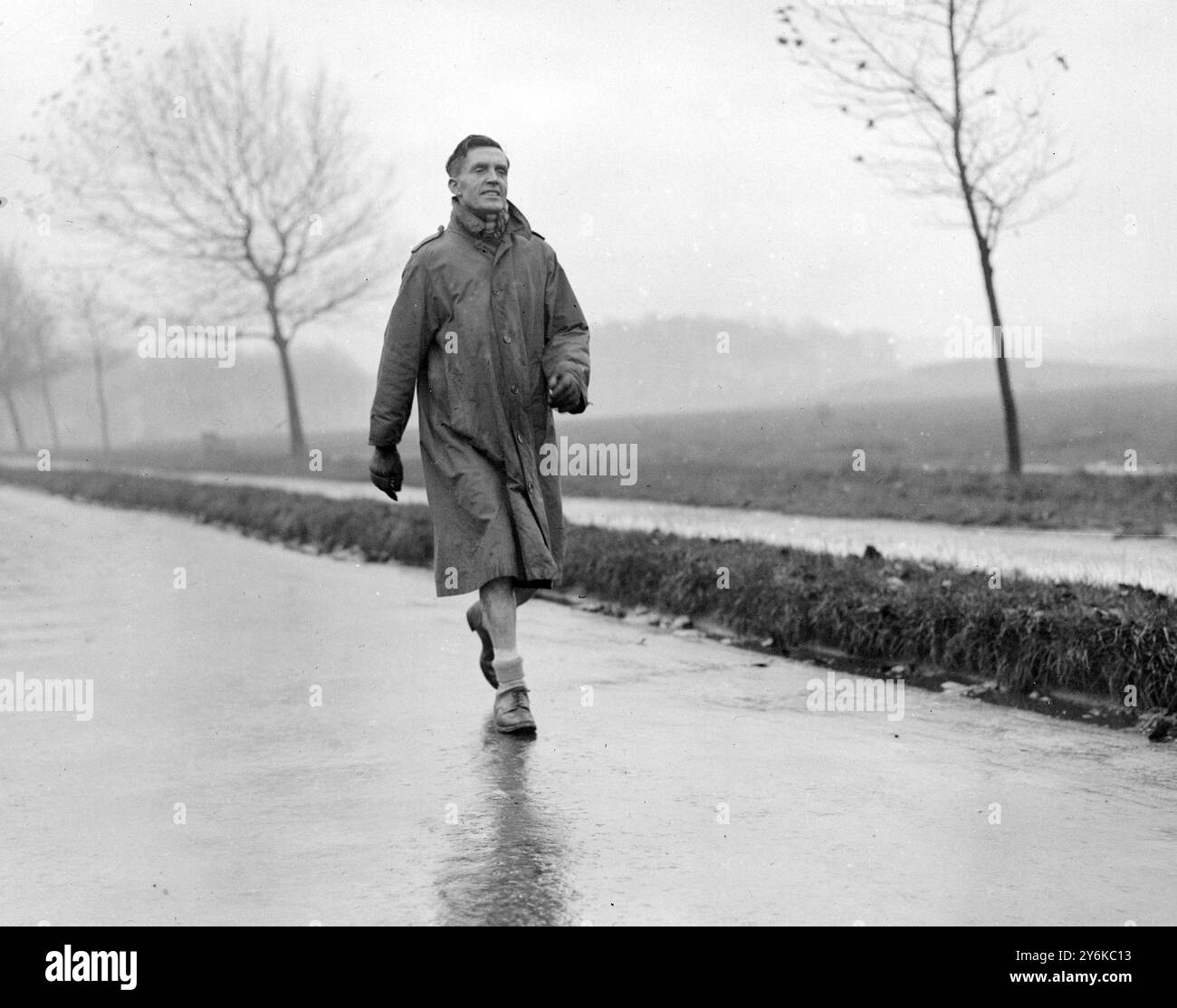 Bert Couzens , The amateur long distance walker, set out on an attempt ...