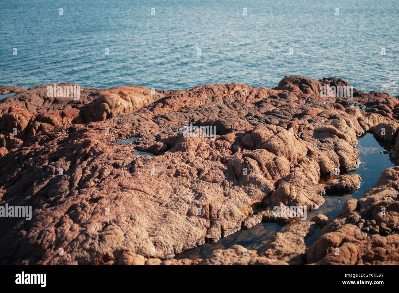 Red cliff by the Mediterranean sea near Fréjus, French Riviera (France ...
