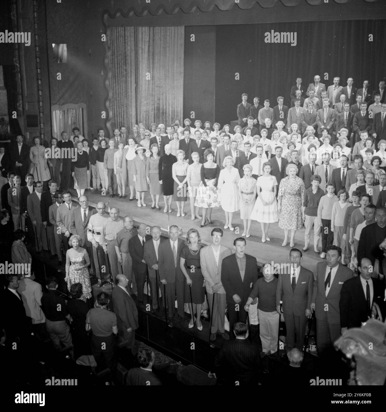 Singer vera lynn singing dress rehearsal victoria palace hi-res stock ...