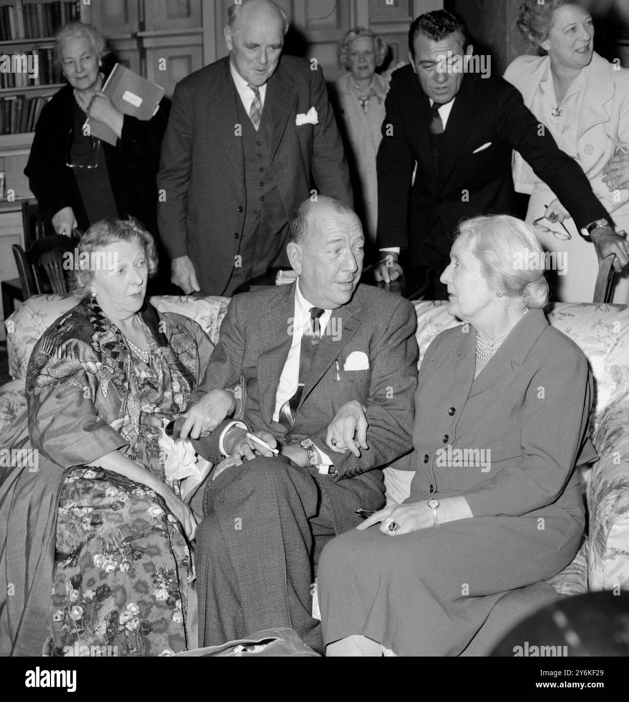 A cosy chat on stage at the Cambridge Theatre for actress Marie Lohr ...
