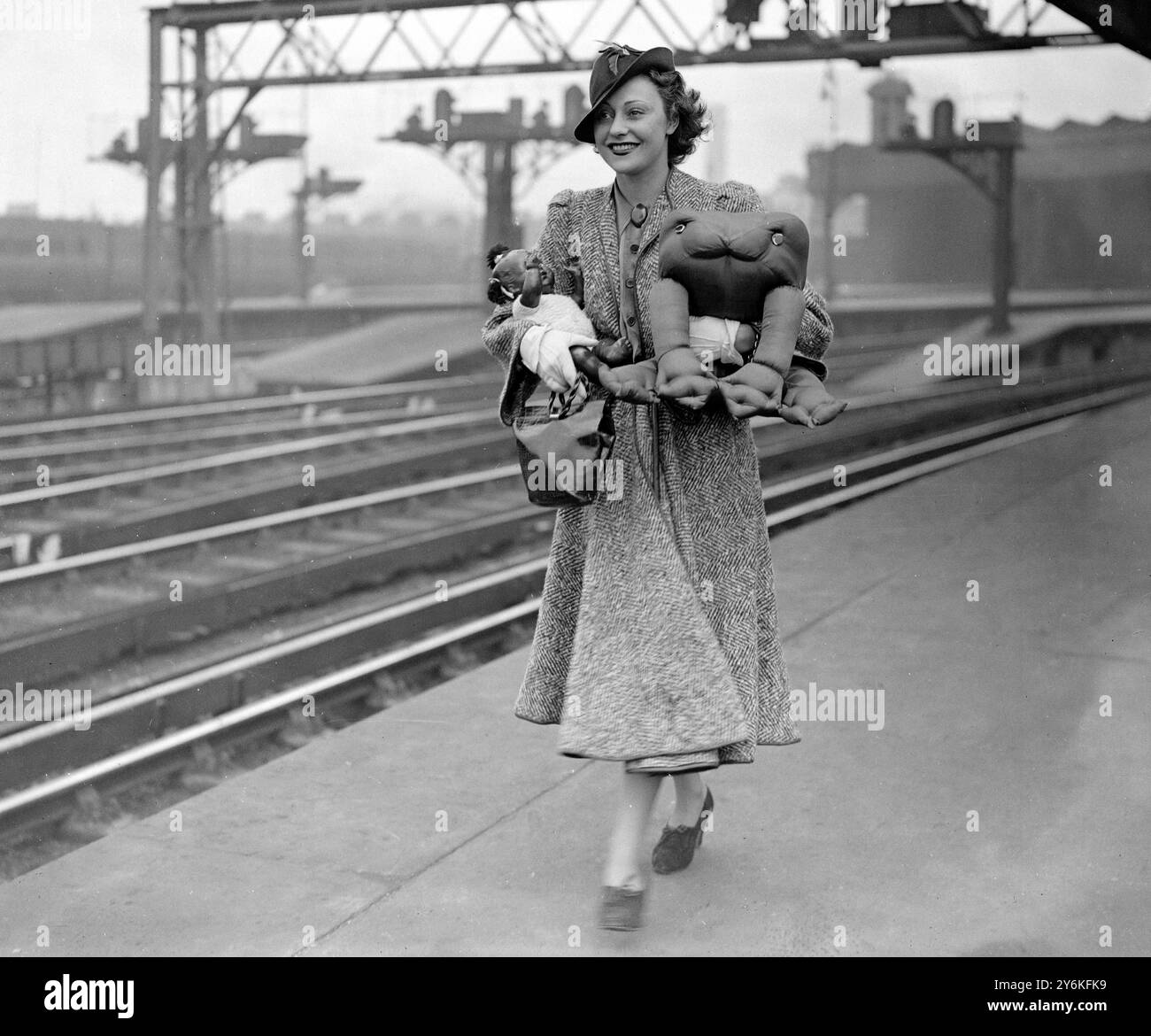 At Waterloo on returning from South Africa. Miss Judy Kelly, stage and ...
