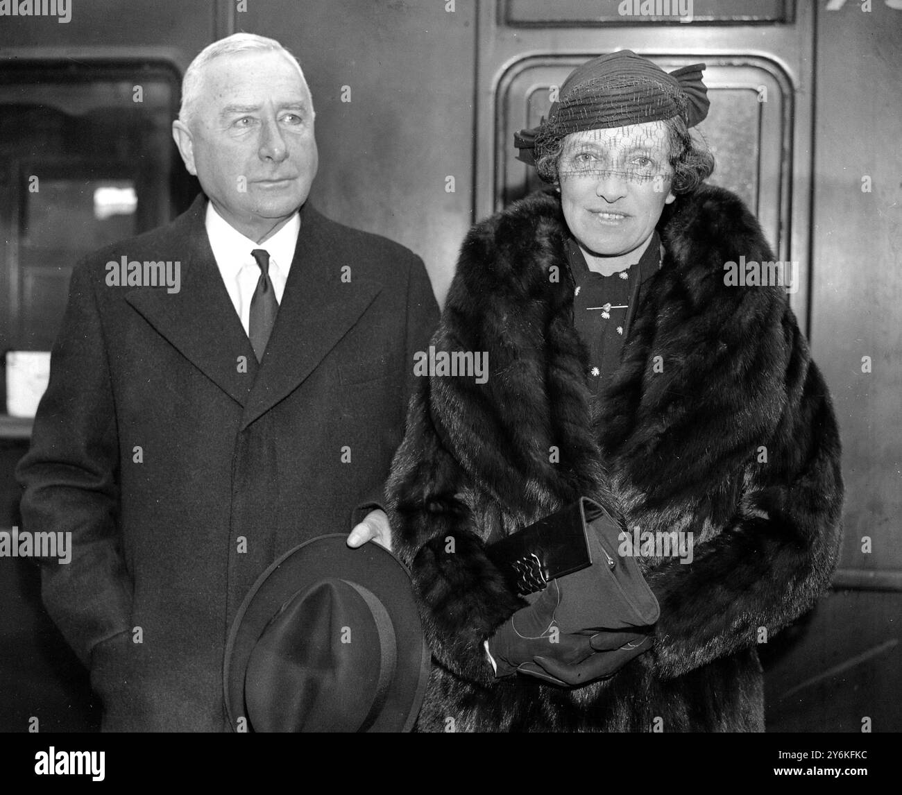 Sir Patrick and Lady Duncan leaving Waterloo Station for South Africa ...