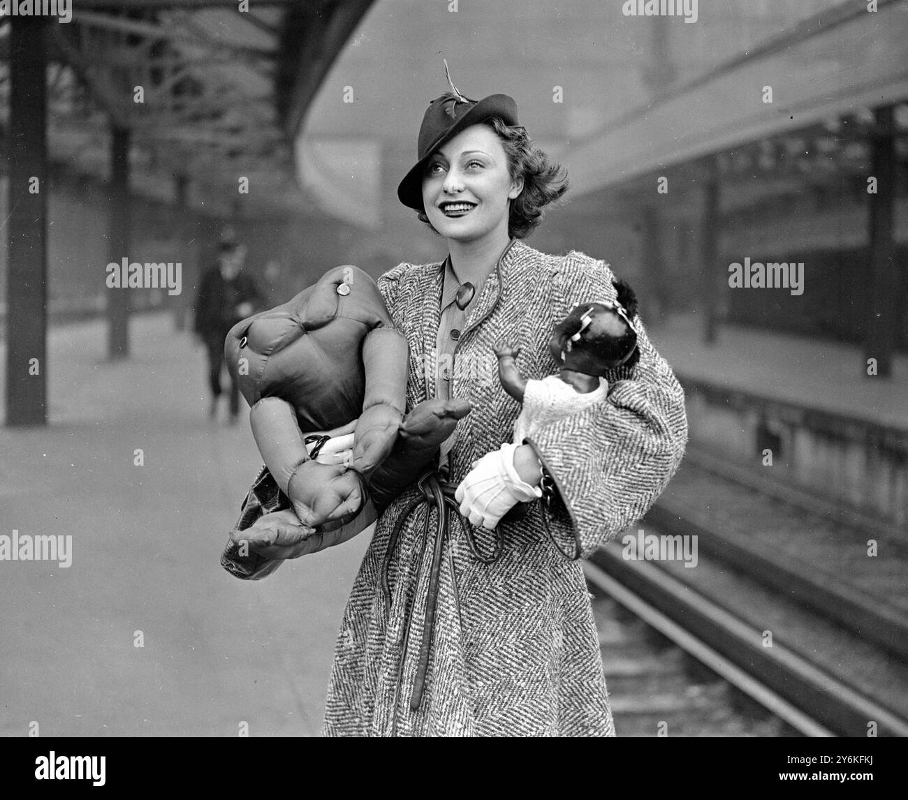 At Waterloo on returning from South Africa. Miss Judy Kelly, stage and ...