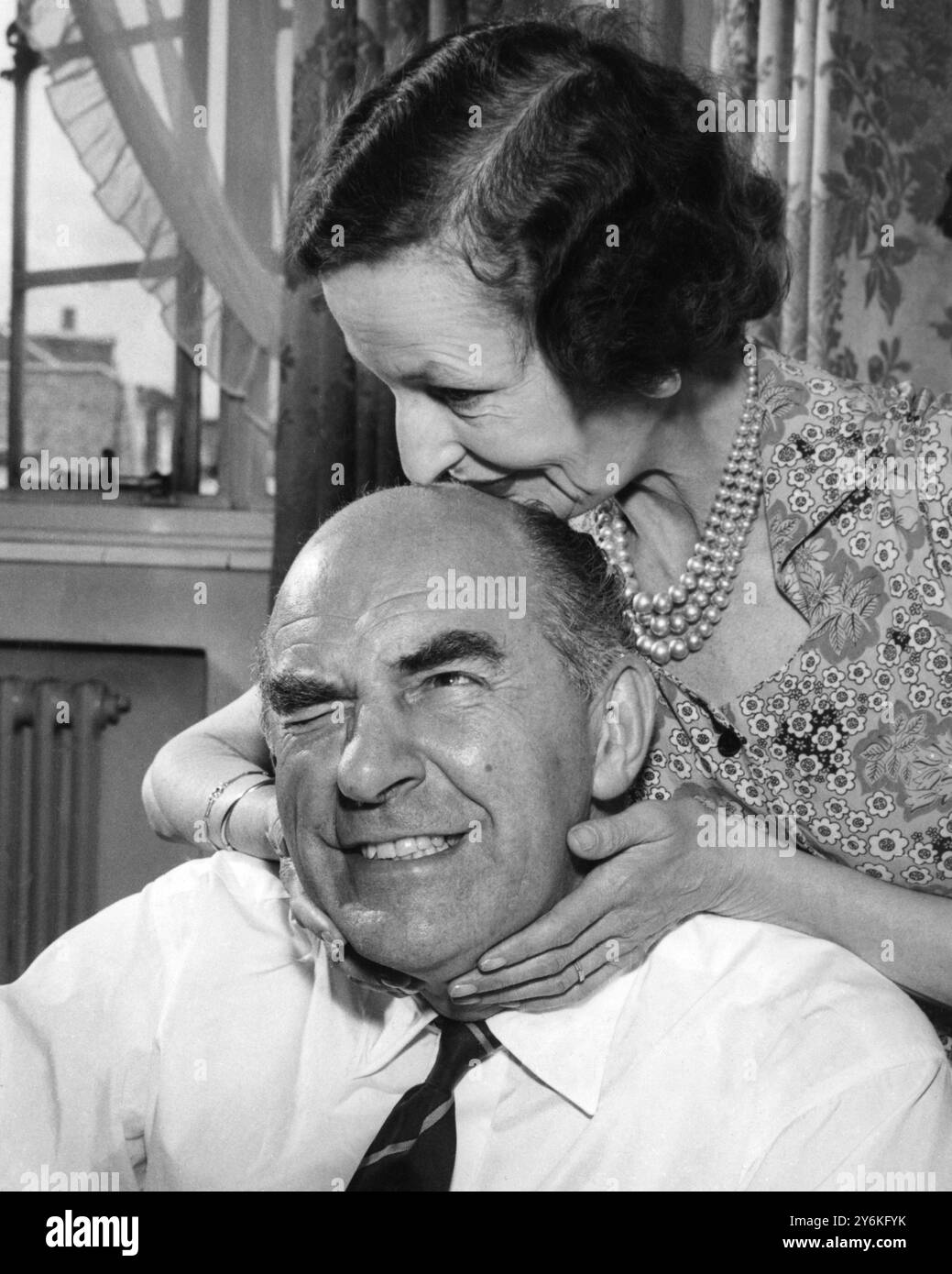 Kenneth Horne with his wife Karen Stock Photo - Alamy