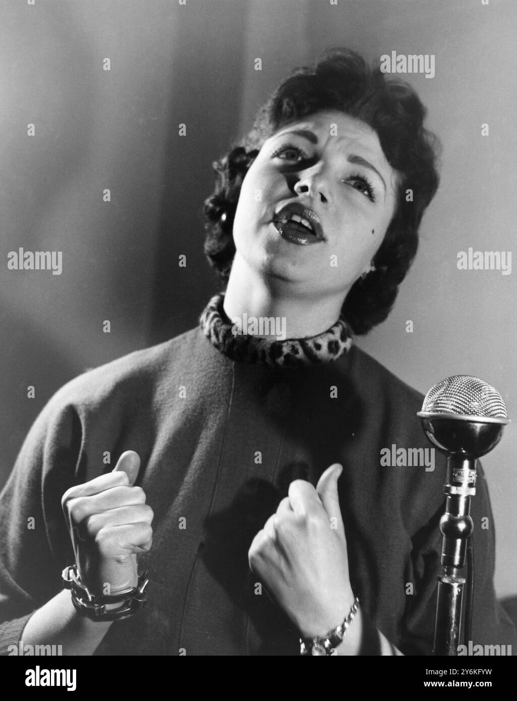 Singer Marian Jennings aged 18 at school for crooners Stock Photo - Alamy