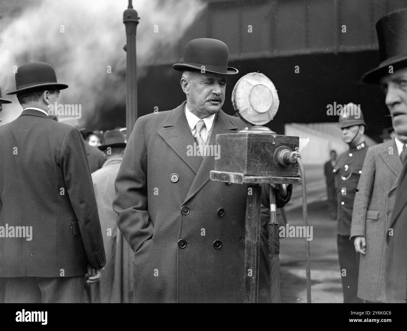 Lord Peel at microphone on 5 November 1936 © TopFoto Stock Photo - Alamy
