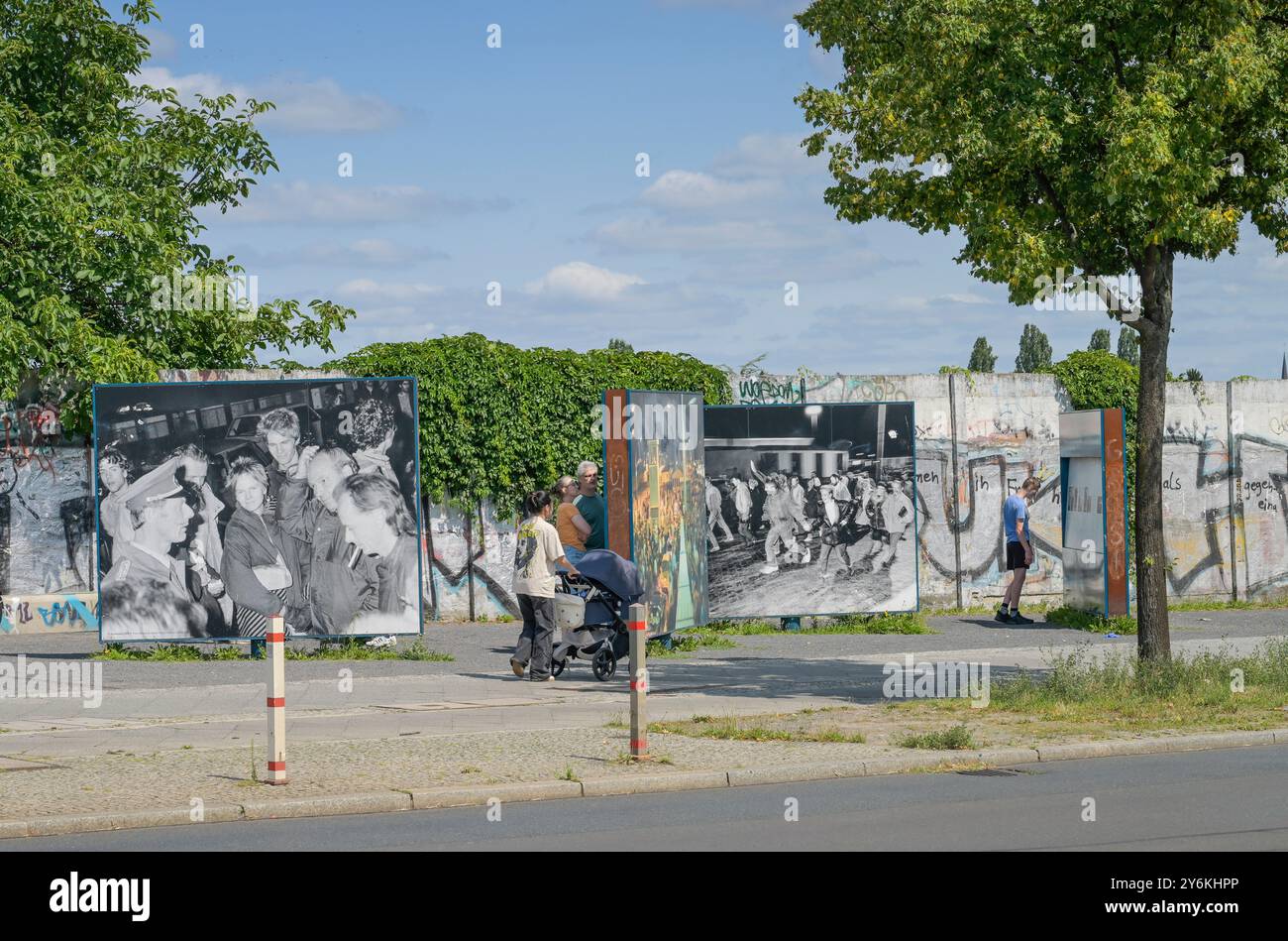 Fotoausstellung zum Mauerfall, Reste der Berliner Mauer, Gedenkstelle ...
