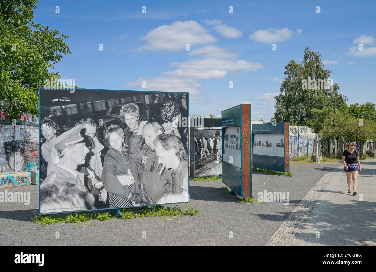 Fotoausstellung zum Mauerfall, Reste der Berliner Mauer, Gedenkstelle ...