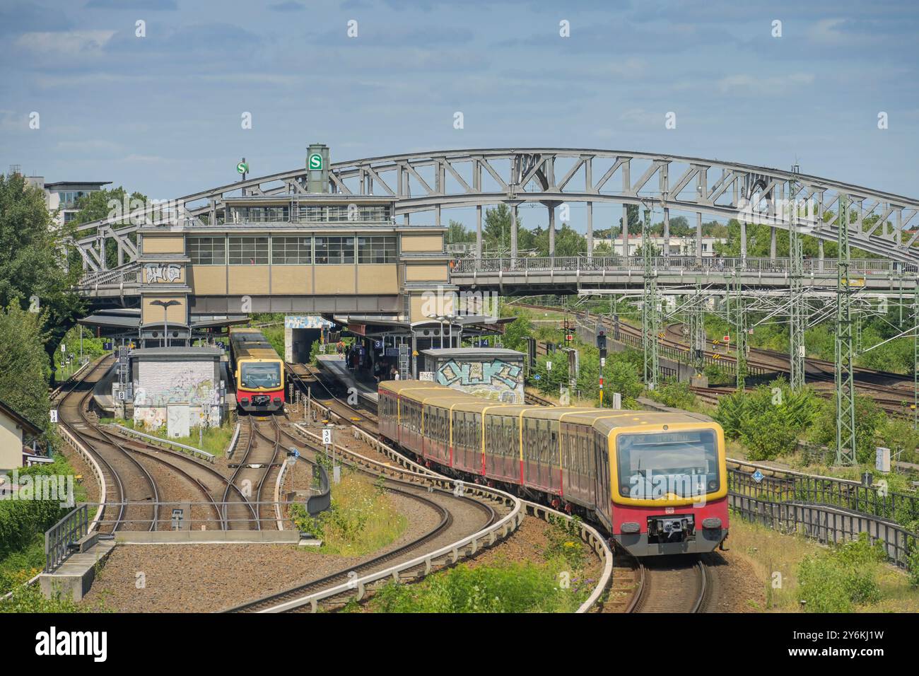 S2 am S-Bahnhof Bornholmer Straße, Mitte, Berlin, Deutschland Stock ...