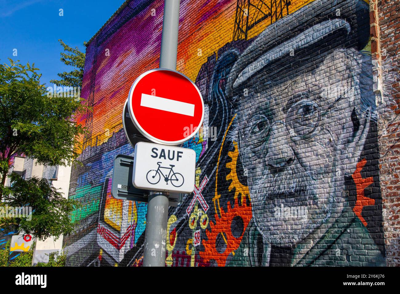Worker painted street light hi-res stock photography and images - Alamy