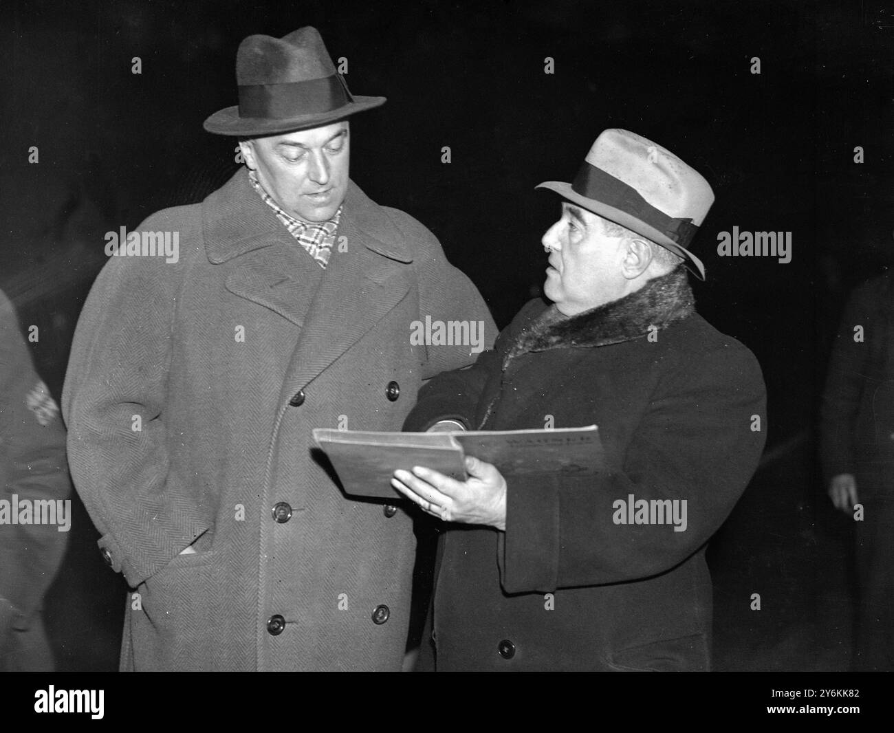 Reading the score Black and White Stock Photos & Images - Alamy