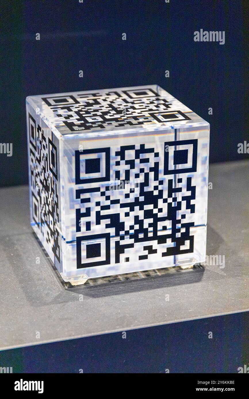 Qr code cube hi-res stock photography and images - Alamy
