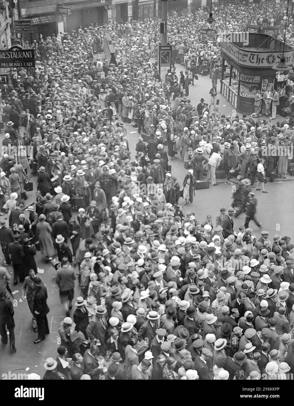 Holiday crowds at Victoria. 5 August 1933 Stock Photo - Alamy