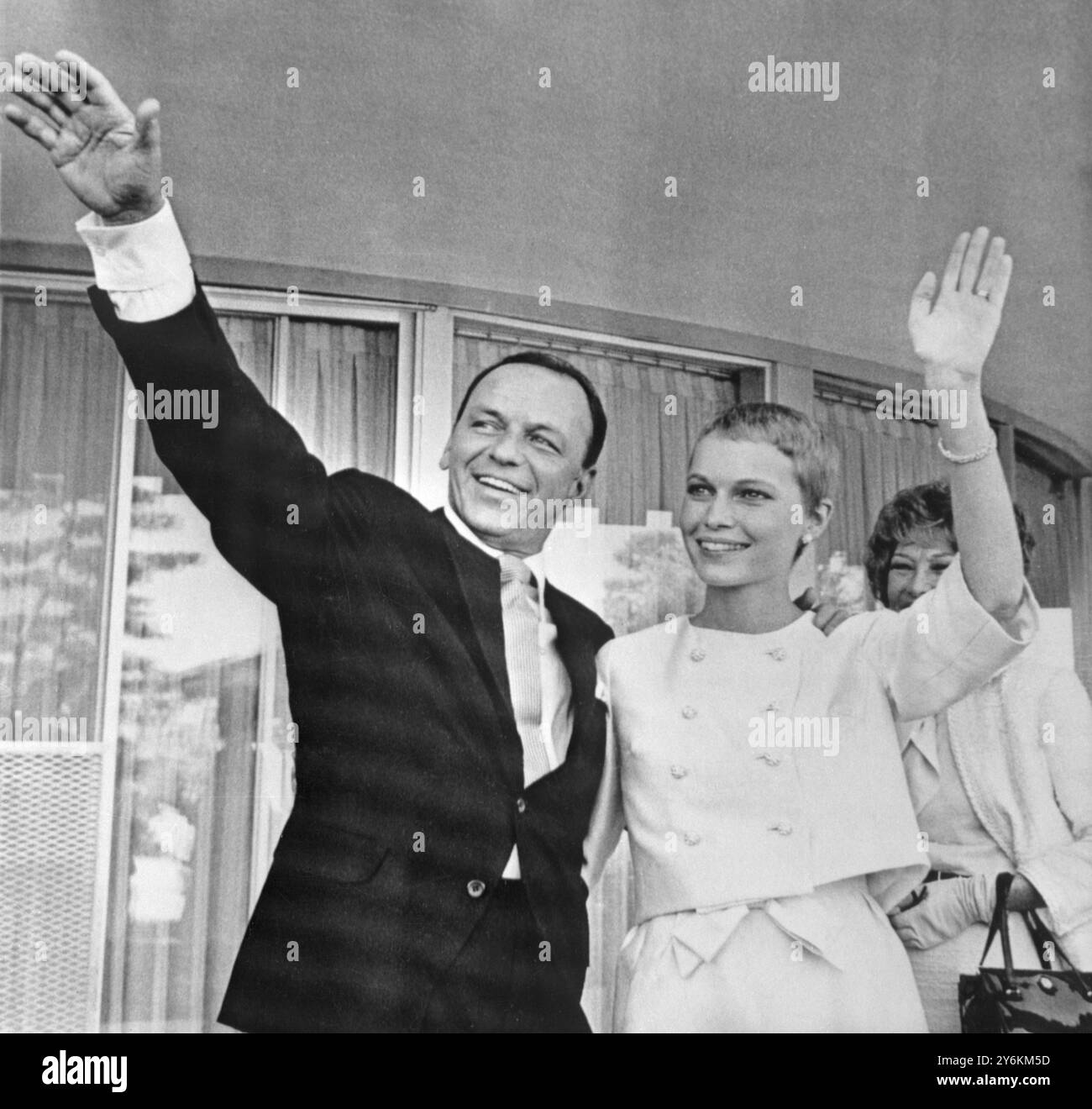 Mr and Mrs Sinatra Frank Sinatra marries Mia Farrow at the home of Mr ...