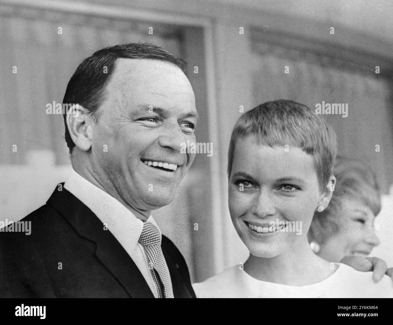 Mr and Mrs Sinatra Frank Sinatra marries Mia Farrow at the home of Mr ...