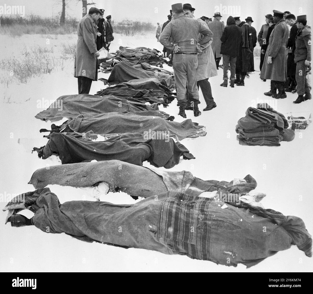 New York Air Crash Horror - 16 December 1960 Blanketed bodies lie on ...