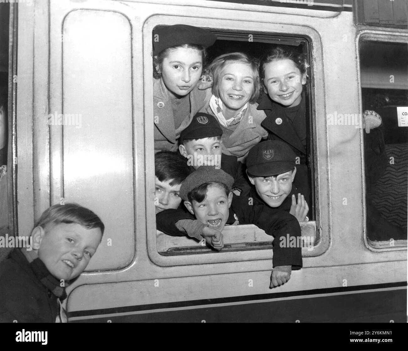 Group of school children railway hi-res stock photography and images ...