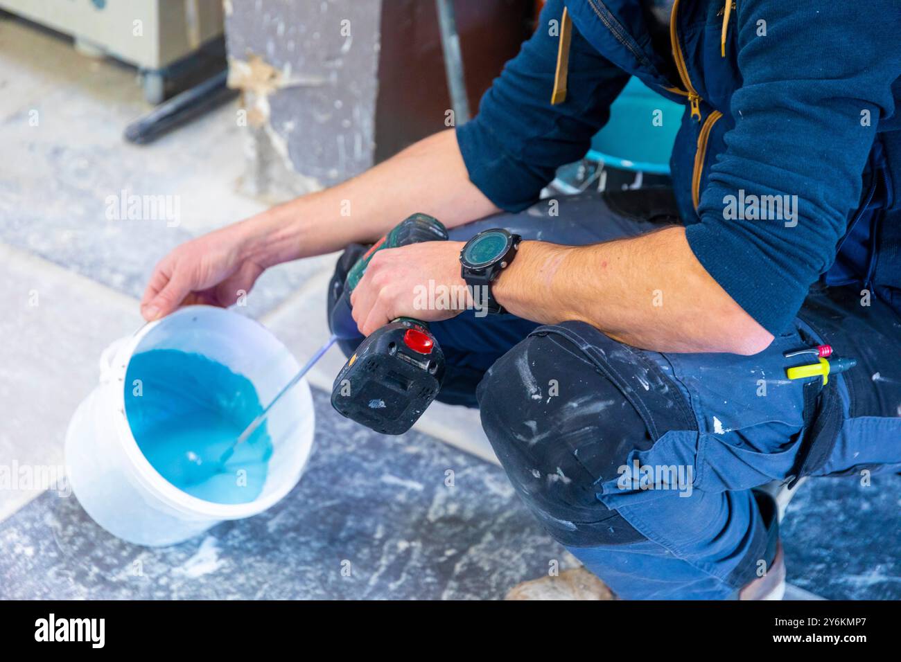 Painter mixing paint with a cordless electric mixer Stock Photo - Alamy