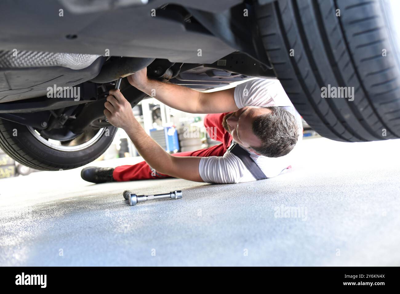 Vehicle assembly technician works hi-res stock photography and images ...