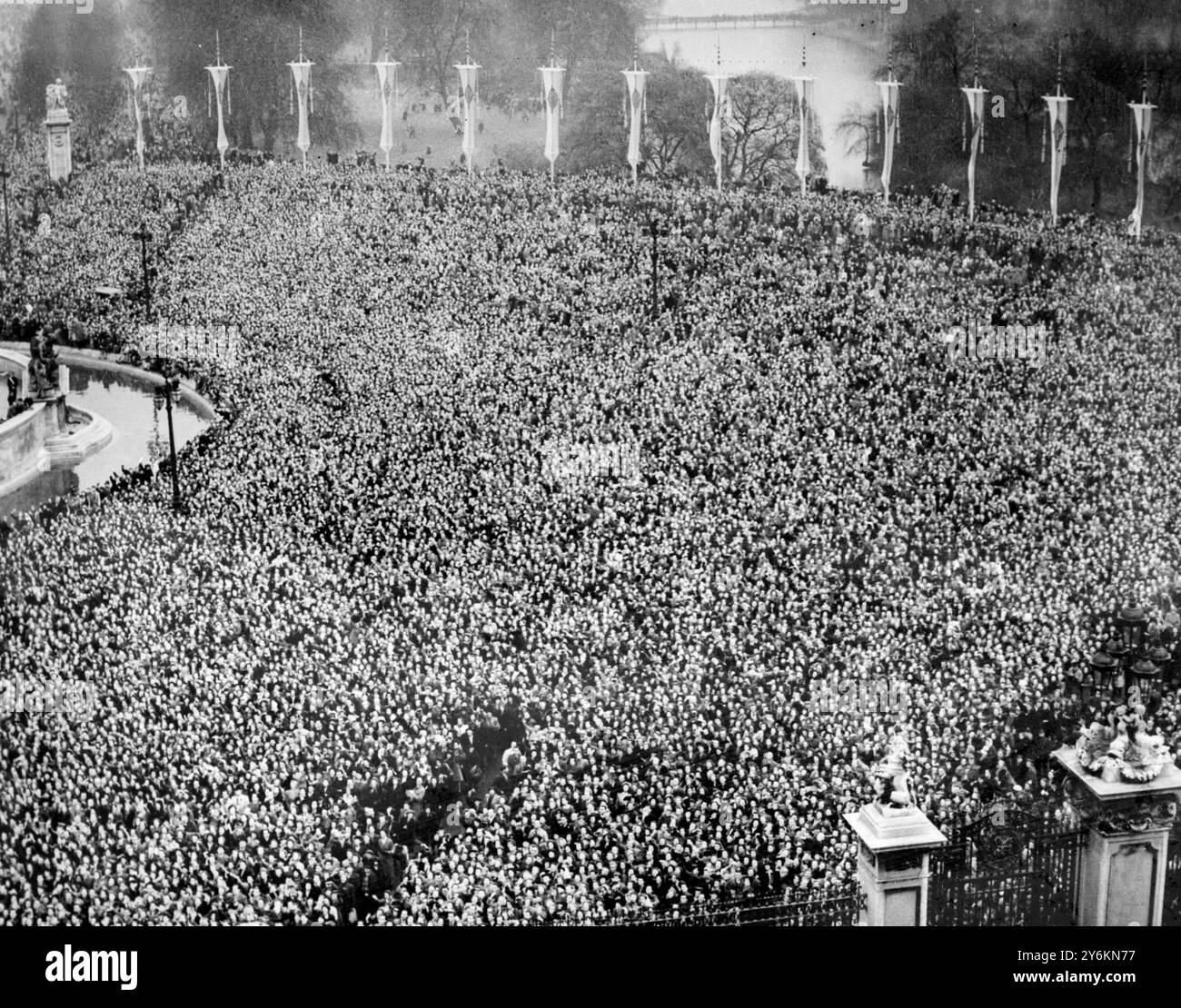 Royal Wedding. H.R.H Princess Elizabeth and Duke of Edinburgh. Crowds cheering at Buckingham ...