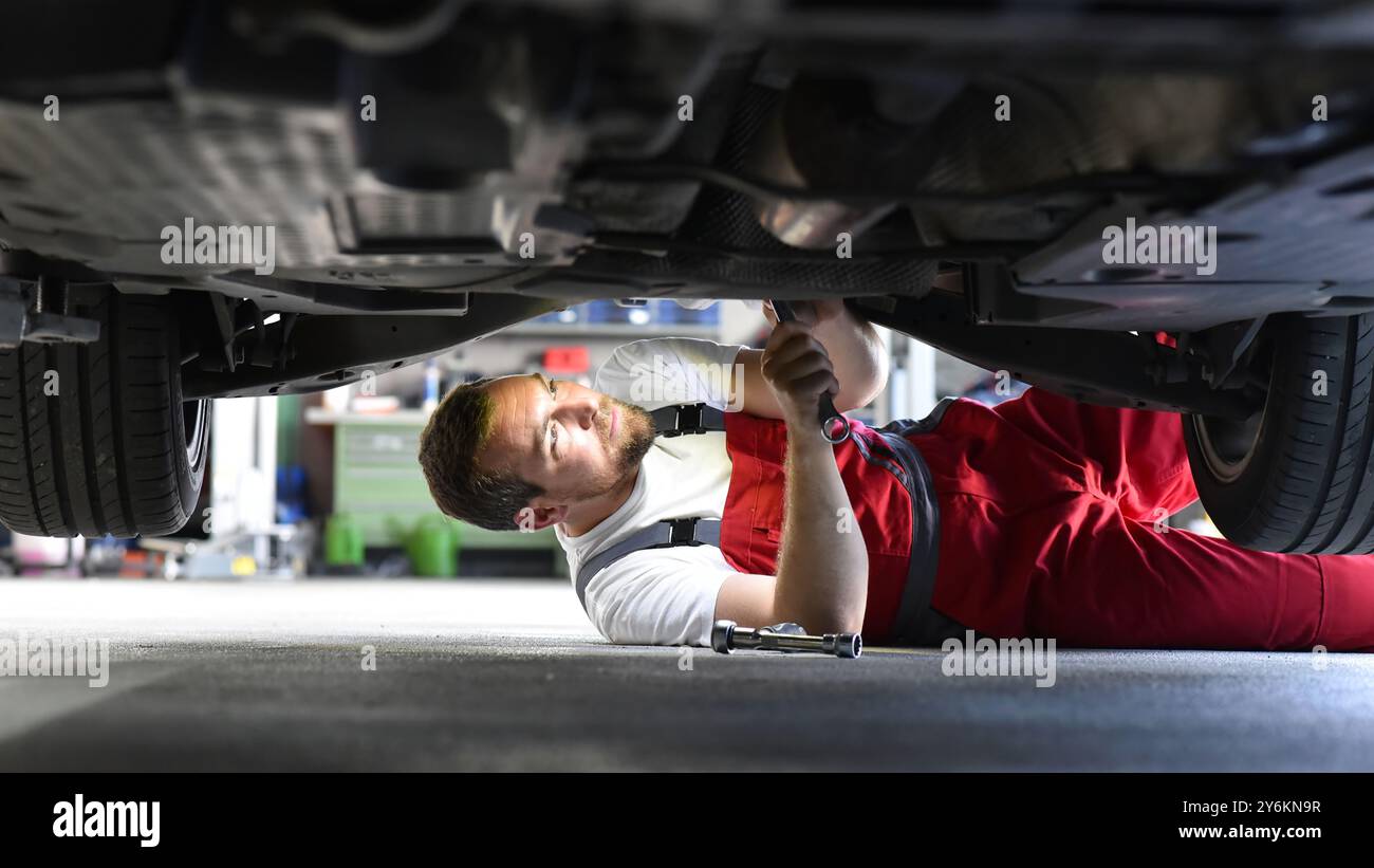 Vehicle assembly technician works hi-res stock photography and images ...