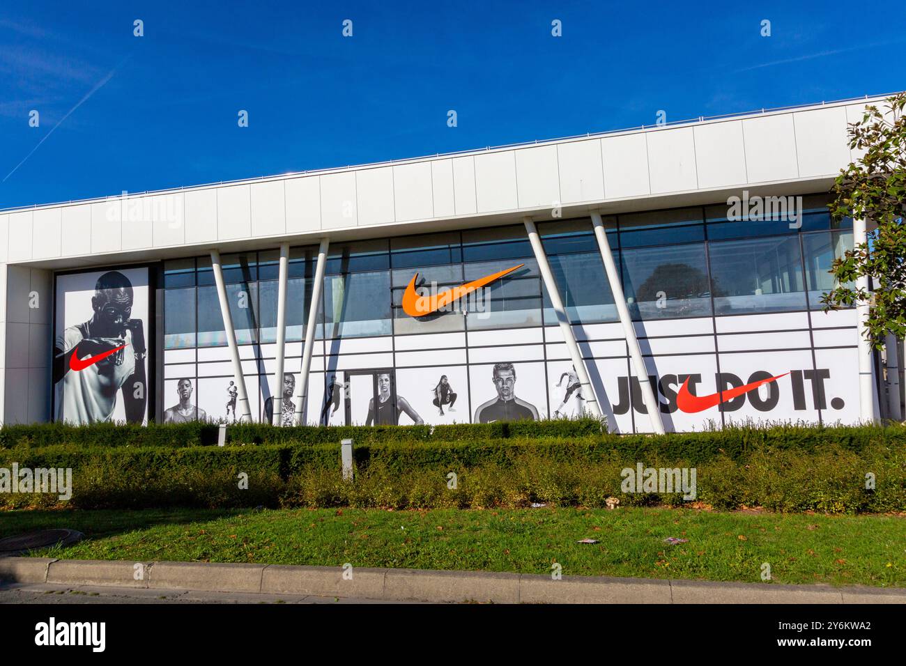 Nike sign hi-res stock photography and images - Alamy