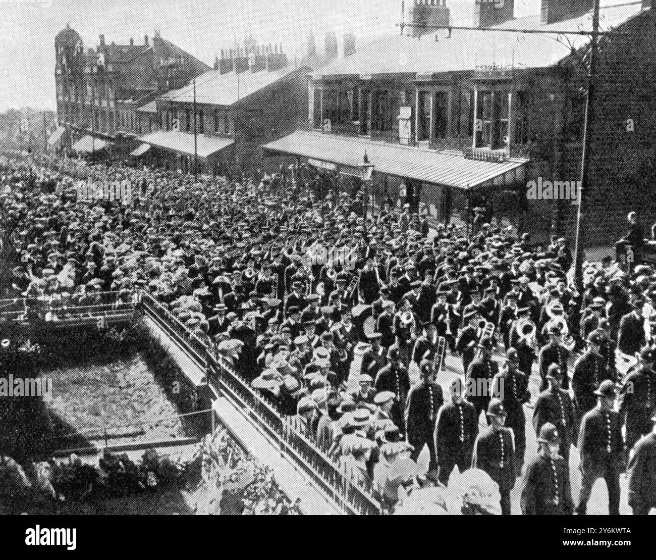 The burial of the heroic bandmaster of the "Titanic" The funeral ...
