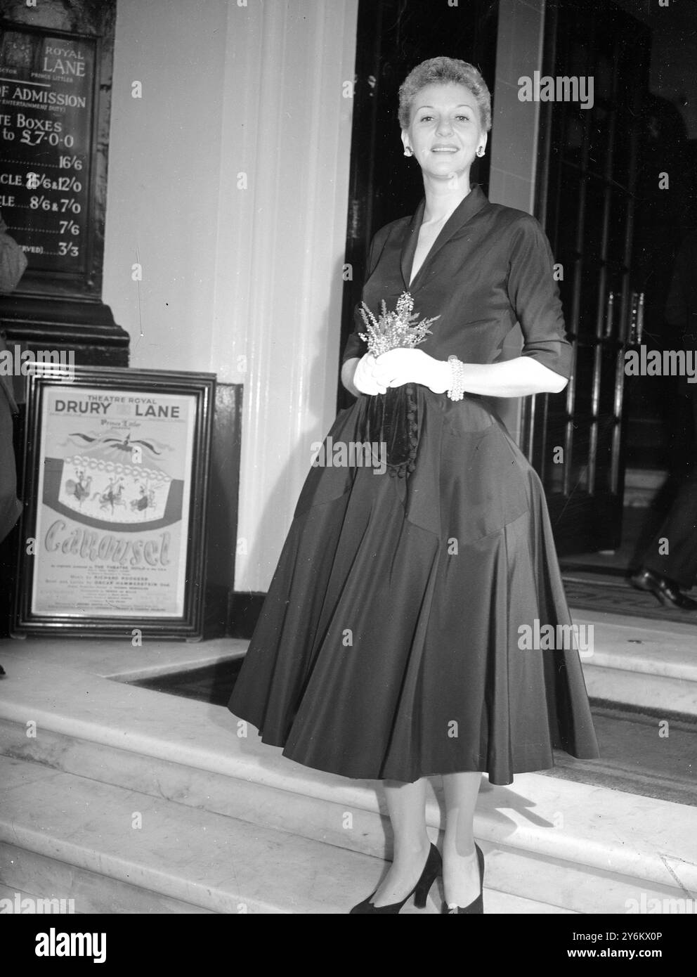 London: Daintily raising her skirt, glamorous American singer Mary ...