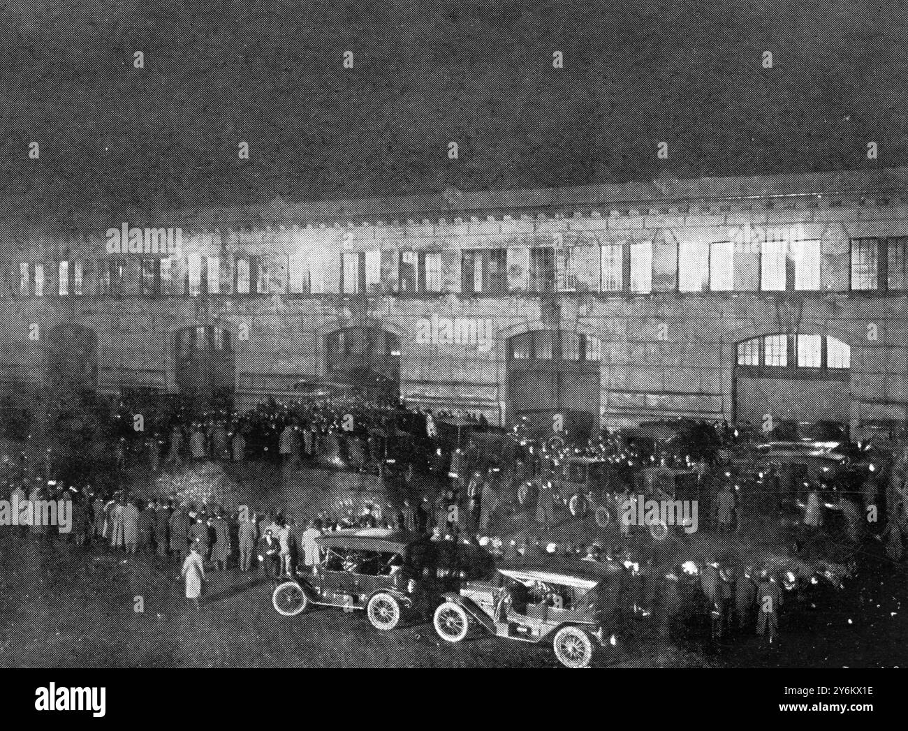 On the other side: "Titanic" disaster survivors in New York. Waiting to ...