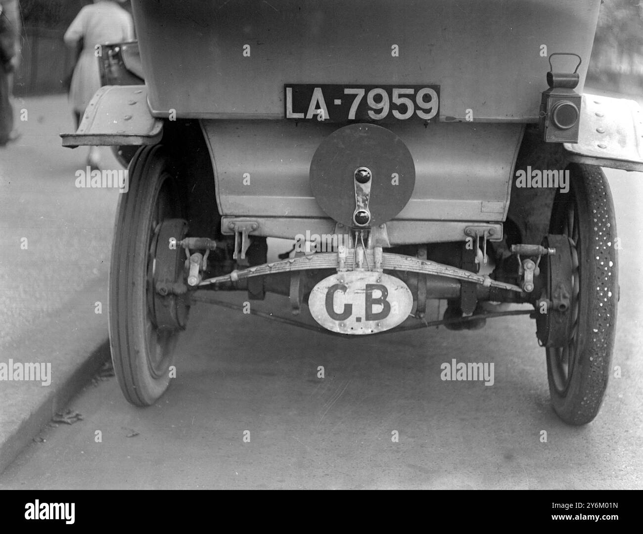 Safety Signal. By means of a movable disc on the rear of a motor car ...