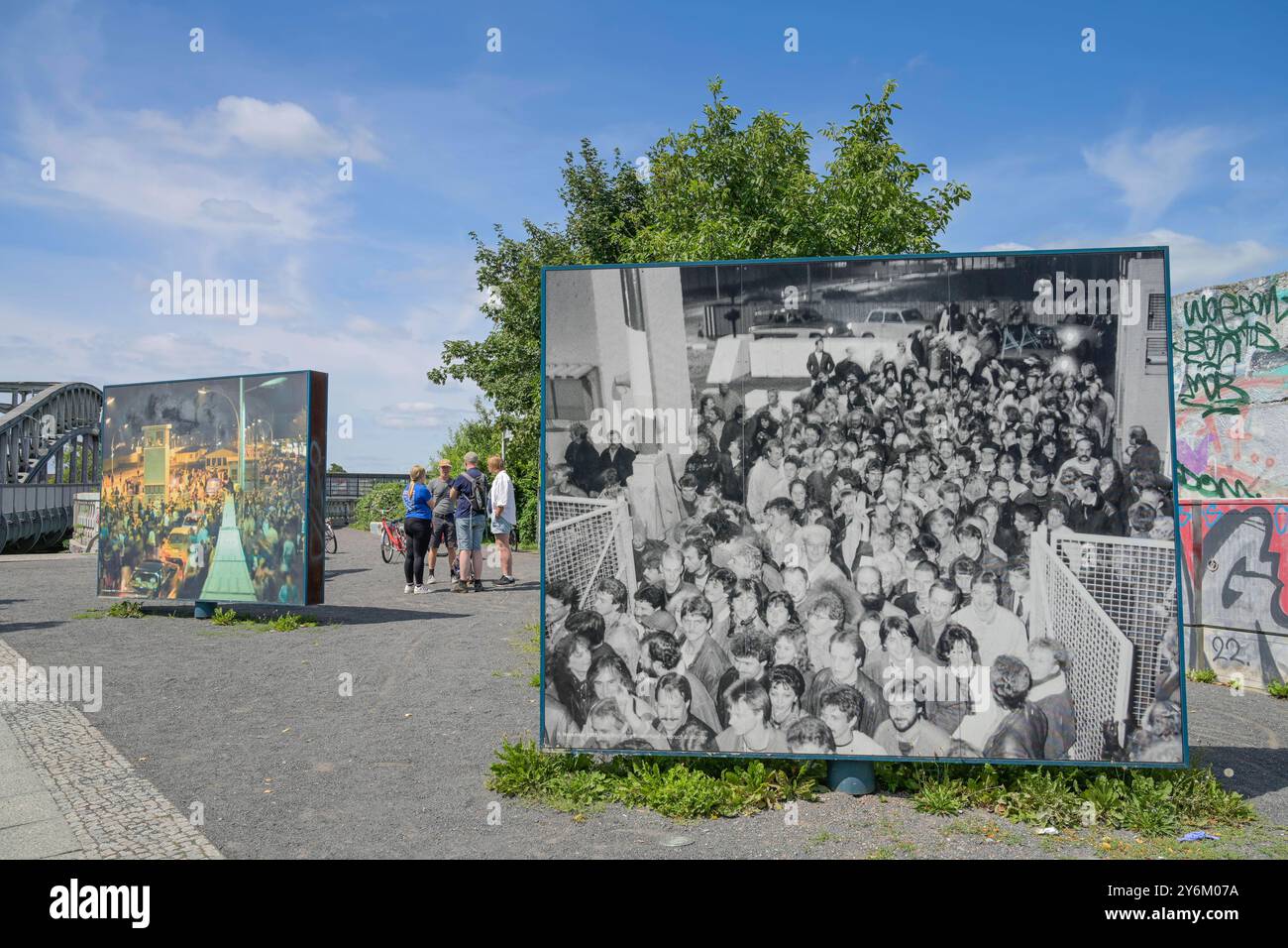 Fotoausstellung zum Mauerfall, Reste der Berliner Mauer, Gedenkstelle ...