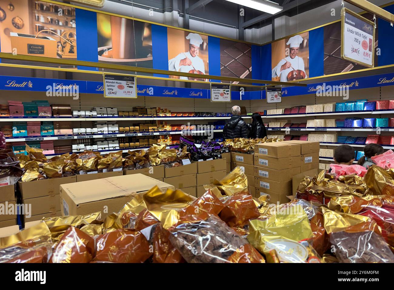 Lindt chocolate store hi-res stock photography and images - Alamy