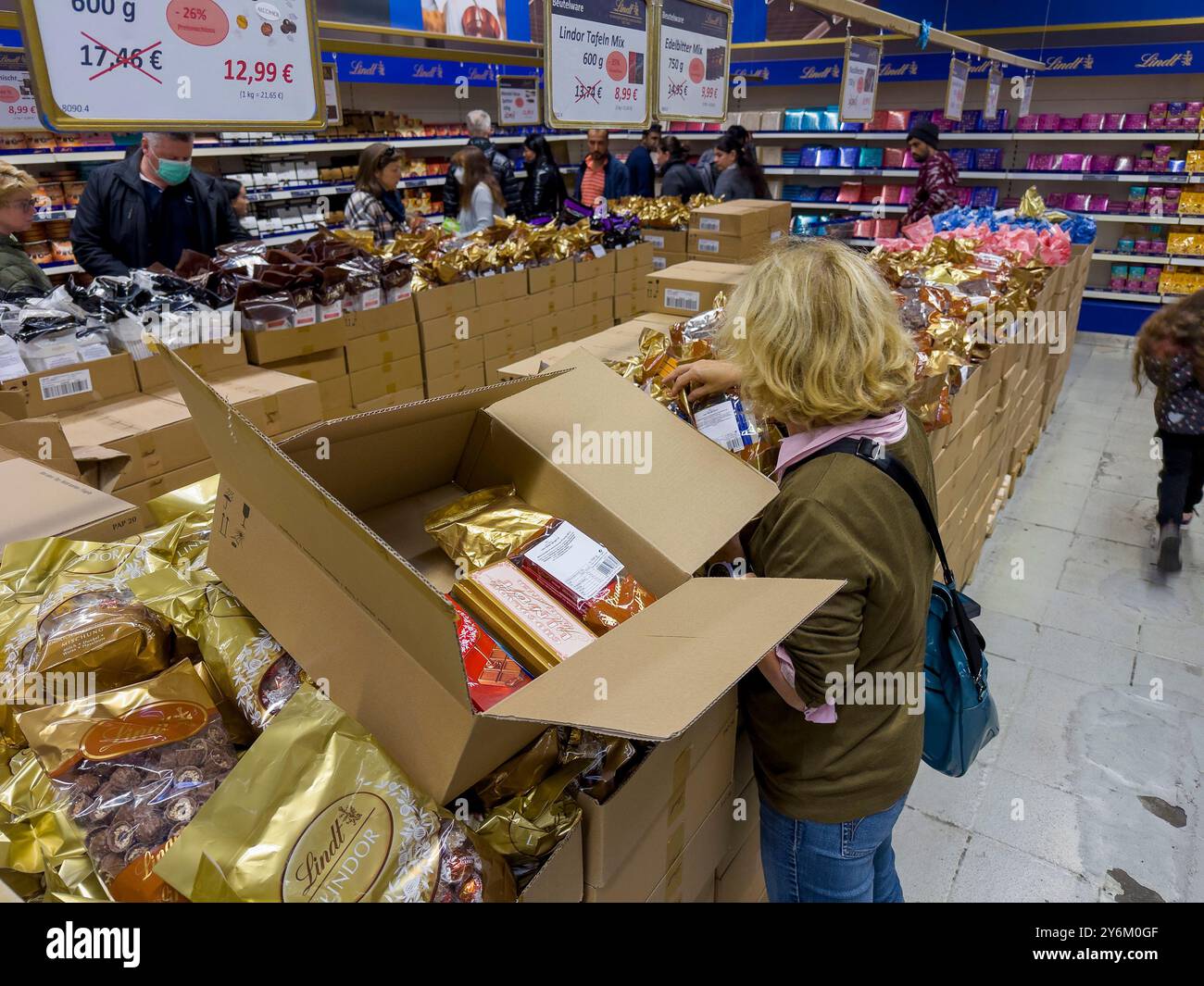 Lindt chocolate factory hi-res stock photography and images - Alamy