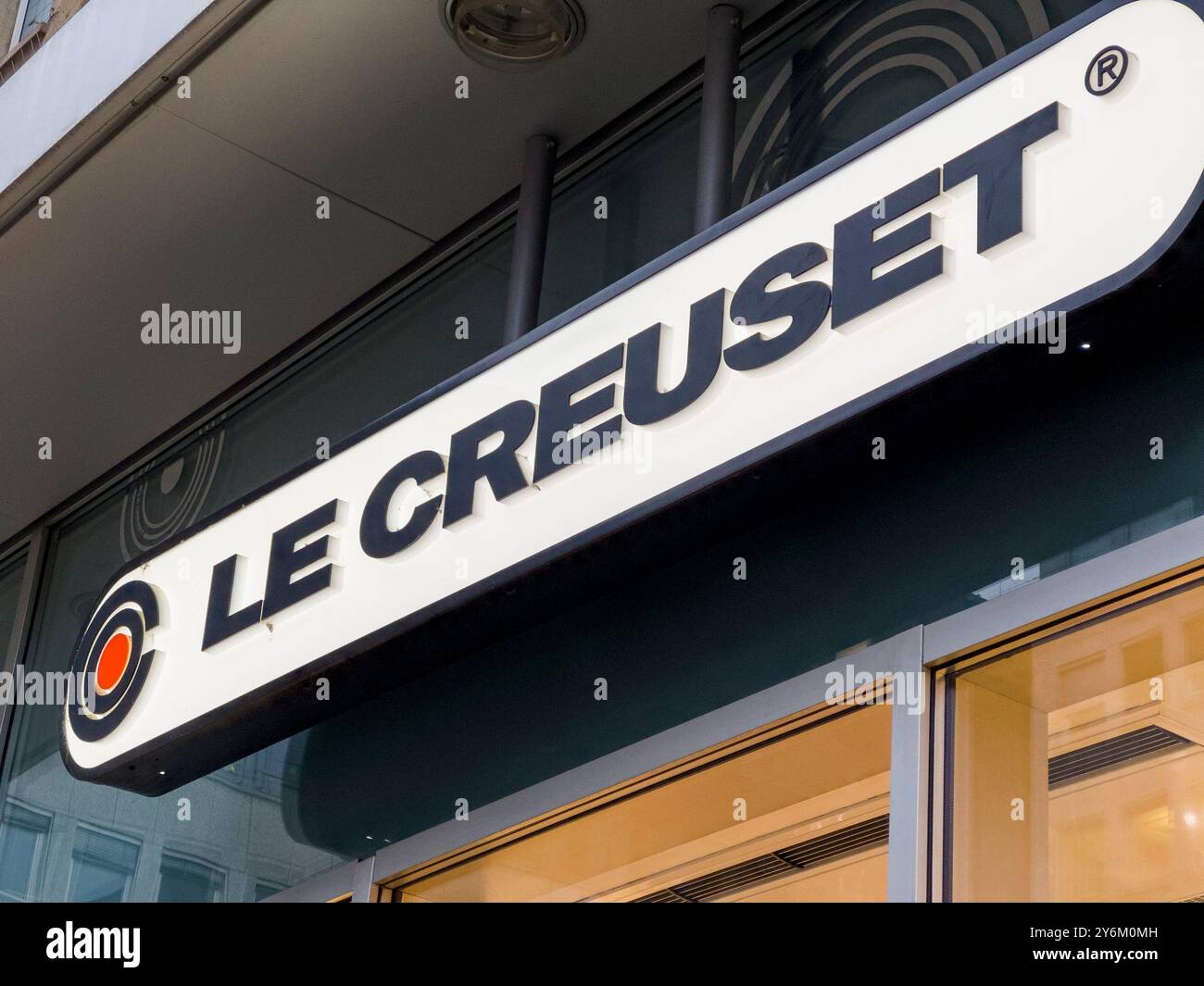 Le Creuset store Stock Photo - Alamy