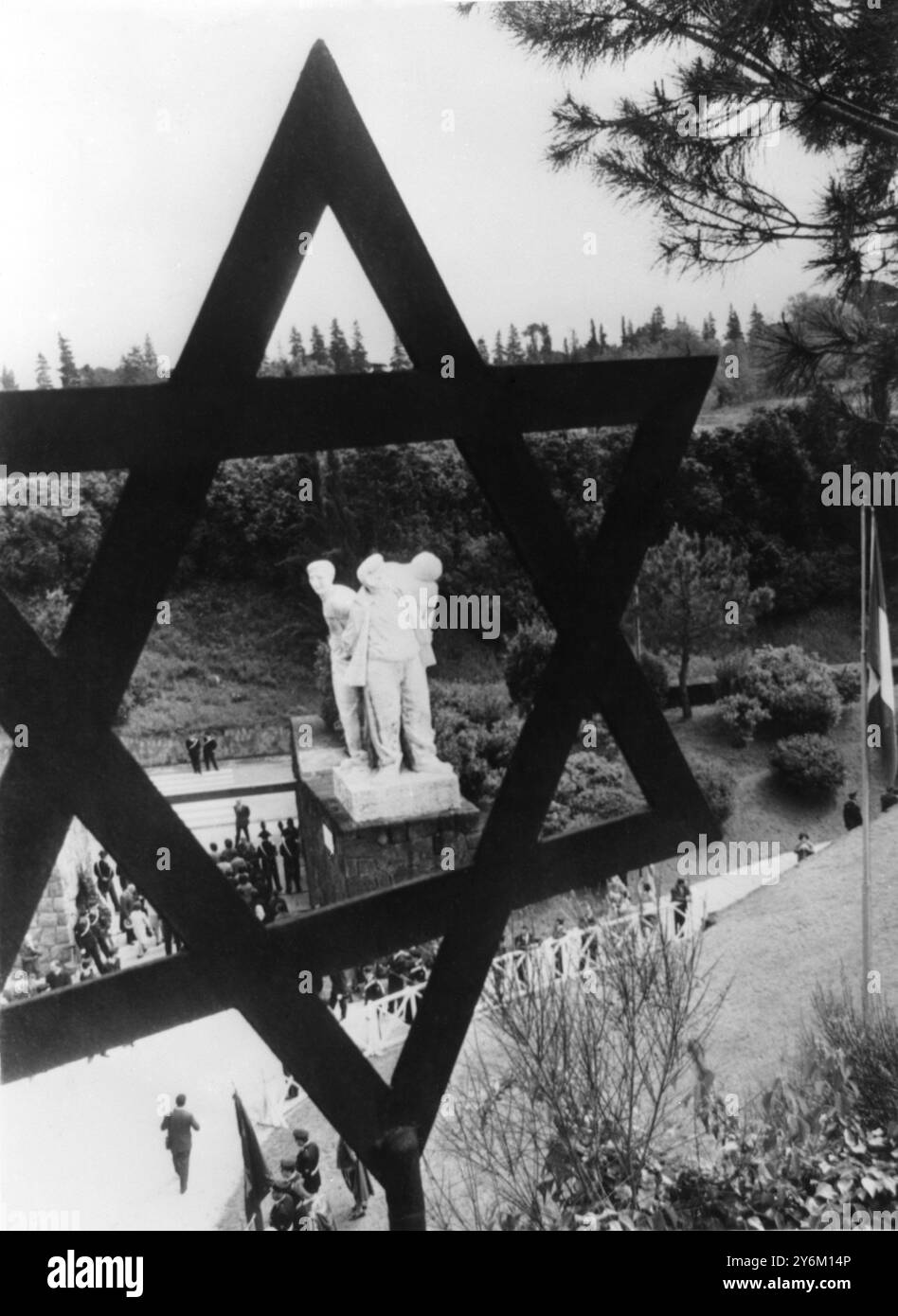 Rome. The 20th anniversary of the liberation. Romans visit the ...