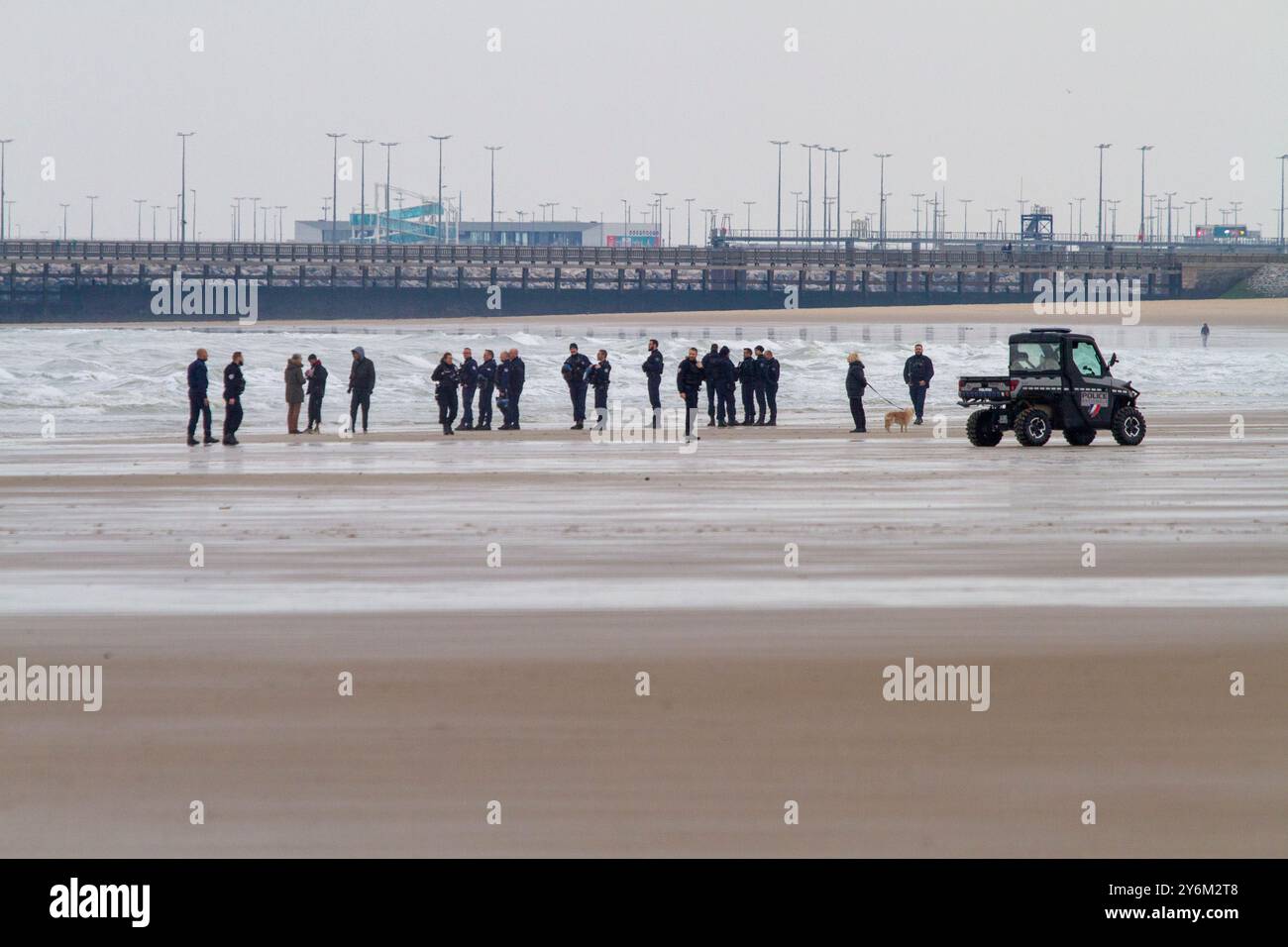 France police calais boat beach hi-res stock photography and images - Alamy