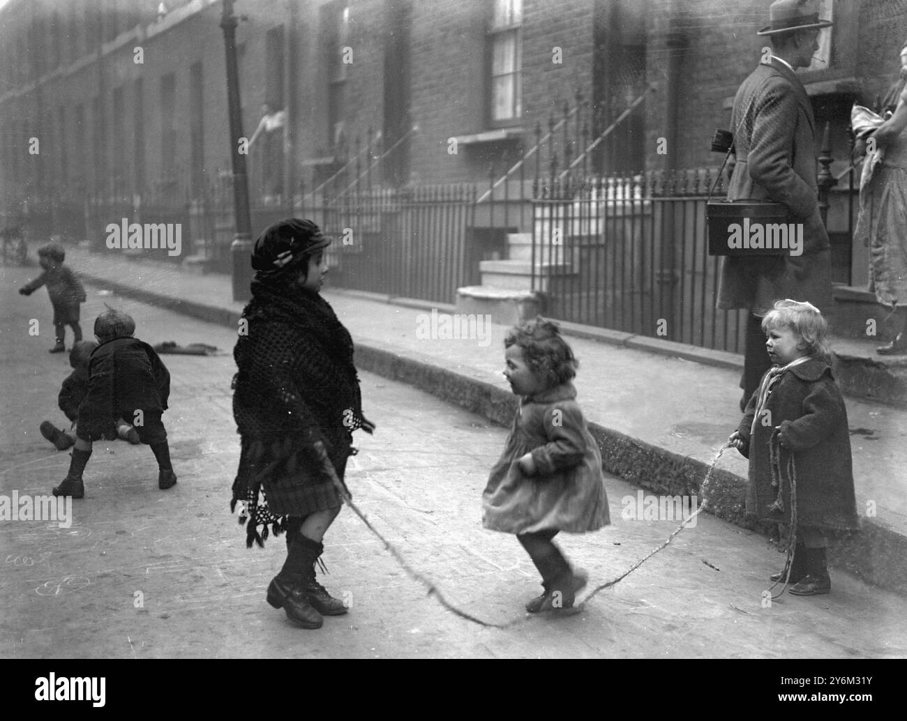 London Slum scenes. Off Louisa Place, Shoreditch, East London. Children ...