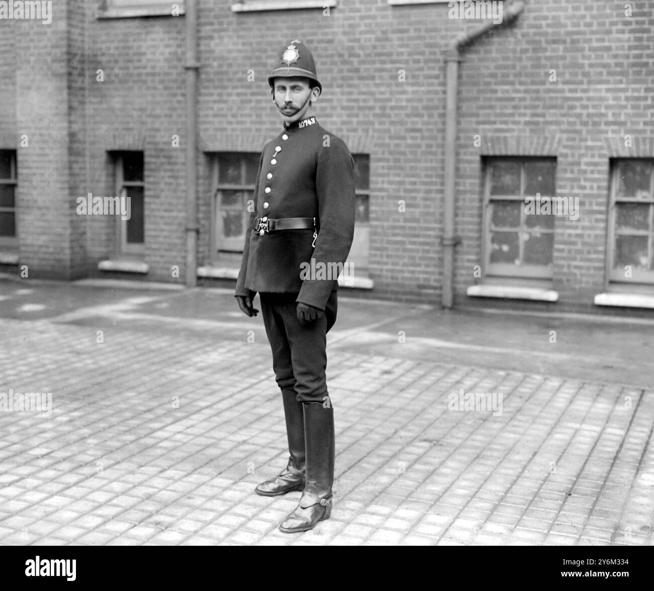 Tenament block Black and White Stock Photos & Images - Alamy