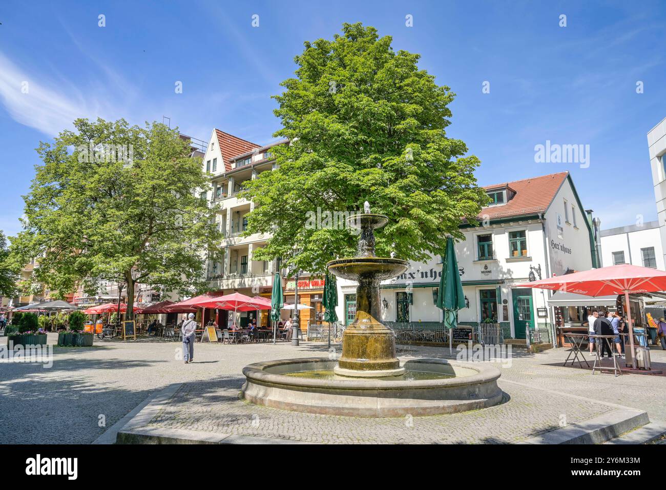 Schinkelbrunnen, Straßenszene Alt-Tegel, Tegel, Reinickendorf, Berlin ...